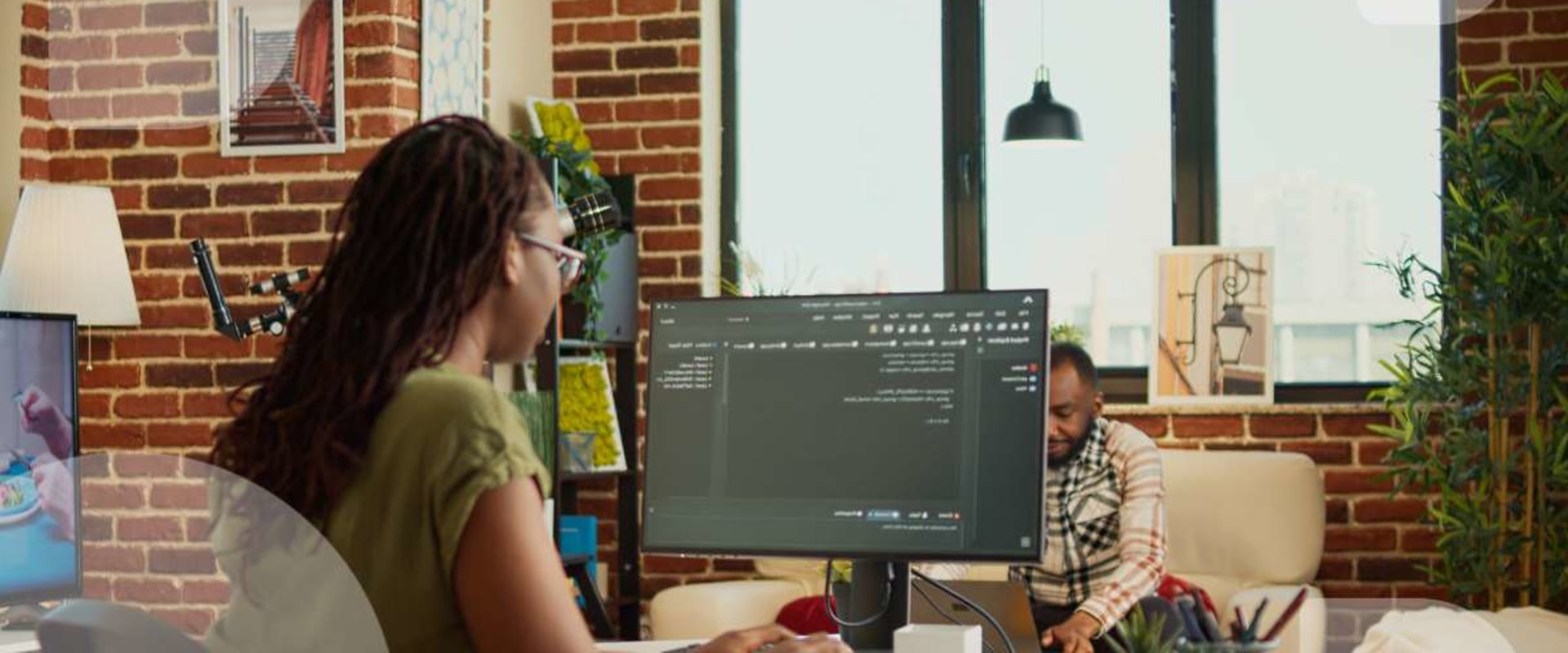 How can I build and manage online courses with Rocket CRM?